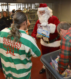 Prisoners Suffer a Sheriff’s Santa Performance | Prison Photography